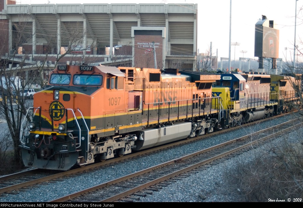 BNSF 1097 leads Q578